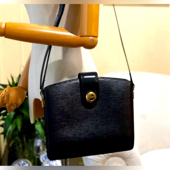 Louis Vuitton | Bags | Authentic Louis Vuitton Epi Capuchin Leather ...